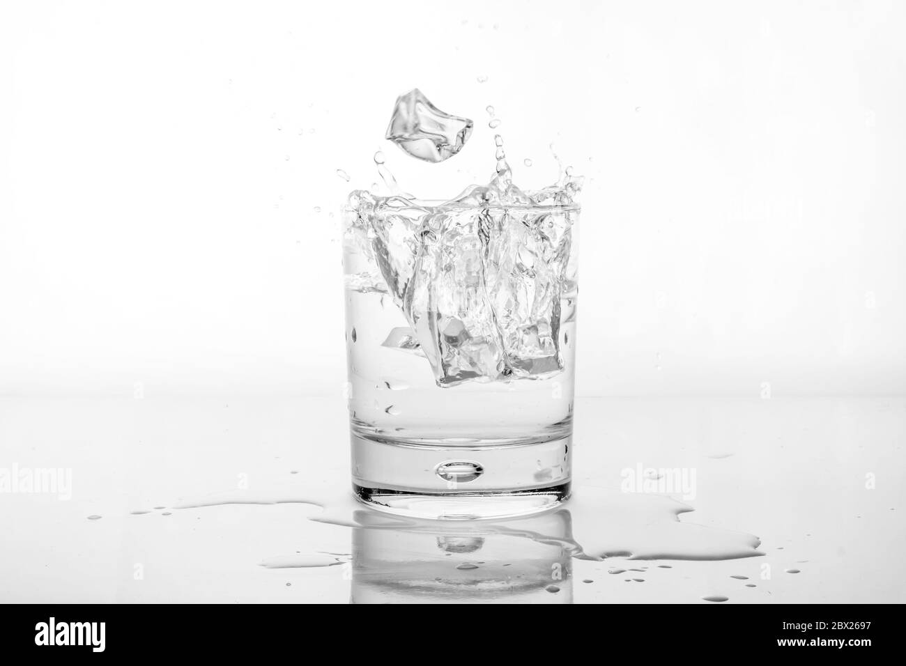 Eis im splash -Fotos und -Bildmaterial in hoher Auflösung – Alamy