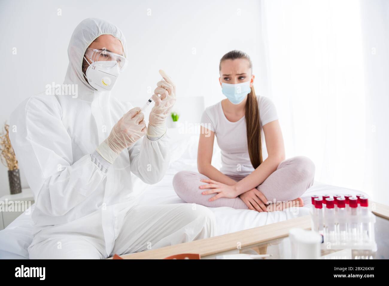 Dame bereitet impfstoff vor -Fotos und -Bildmaterial in hoher Auflösung ...