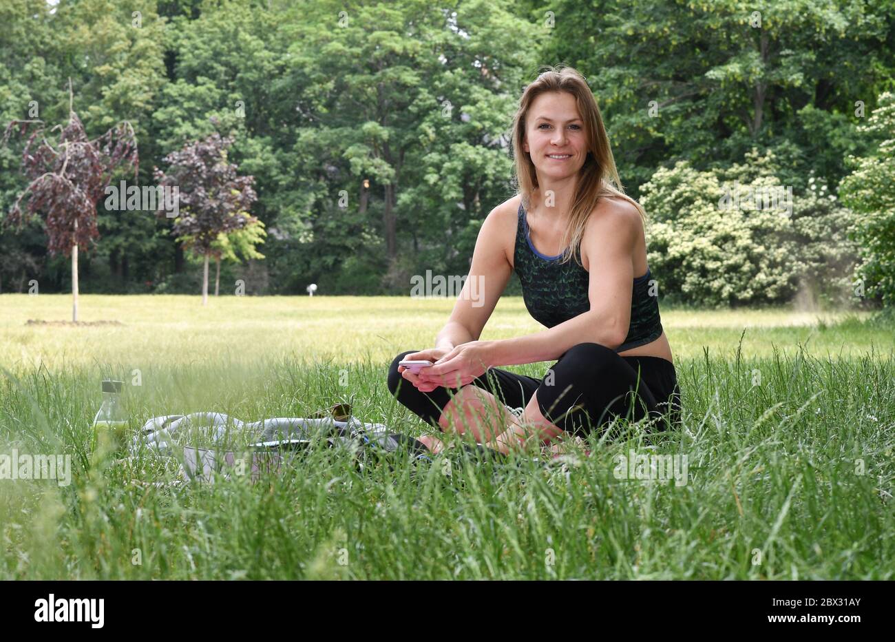 04. Juni 2020, Berlin: Schauspielerin Laura Preiss (33) sitzt in ihrer ...