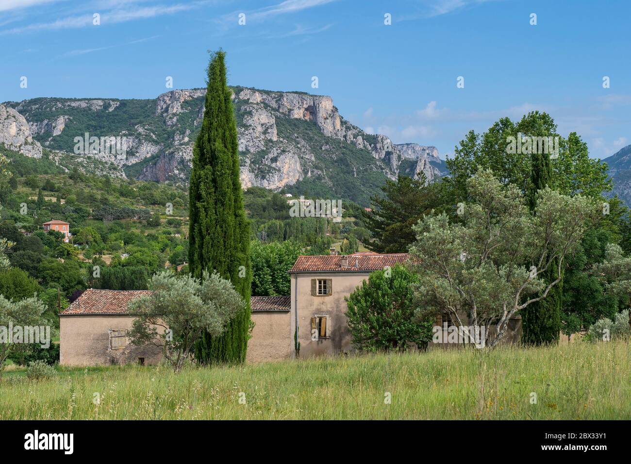 Bauernhaus und zypressen -Fotos und -Bildmaterial in hoher Auflösung – Alamy