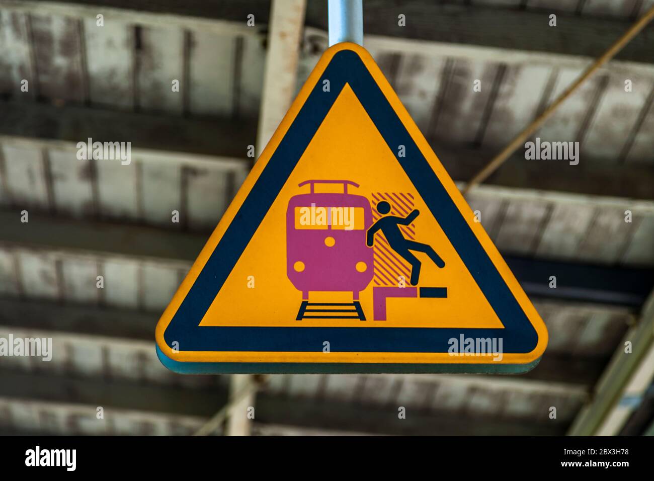 U bahnhof gleisdreieck -Fotos und -Bildmaterial in hoher Auflösung – Alamy