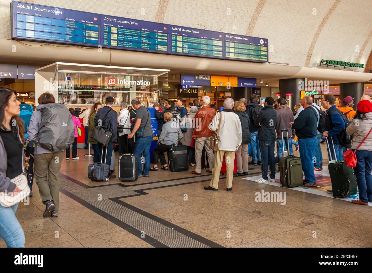 Railway station information desk -Fotos und -Bildmaterial in hoher ...