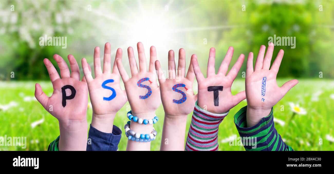 Kinder flüstern mit beide hände -Fotos und -Bildmaterial in hoher ...