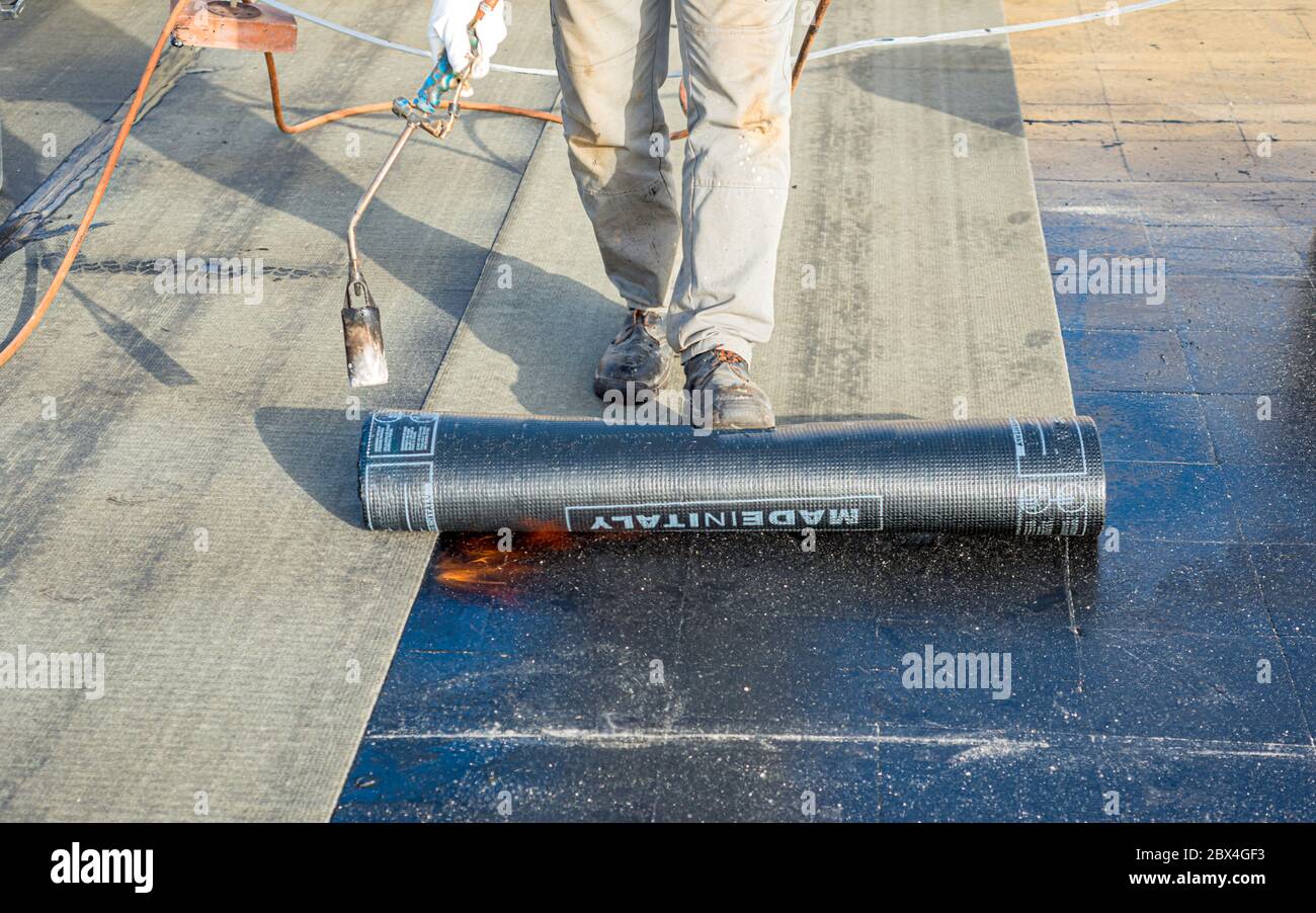 Flachdach Installation. Erwärmen und Schmelzen bitumen Dachpappe ...