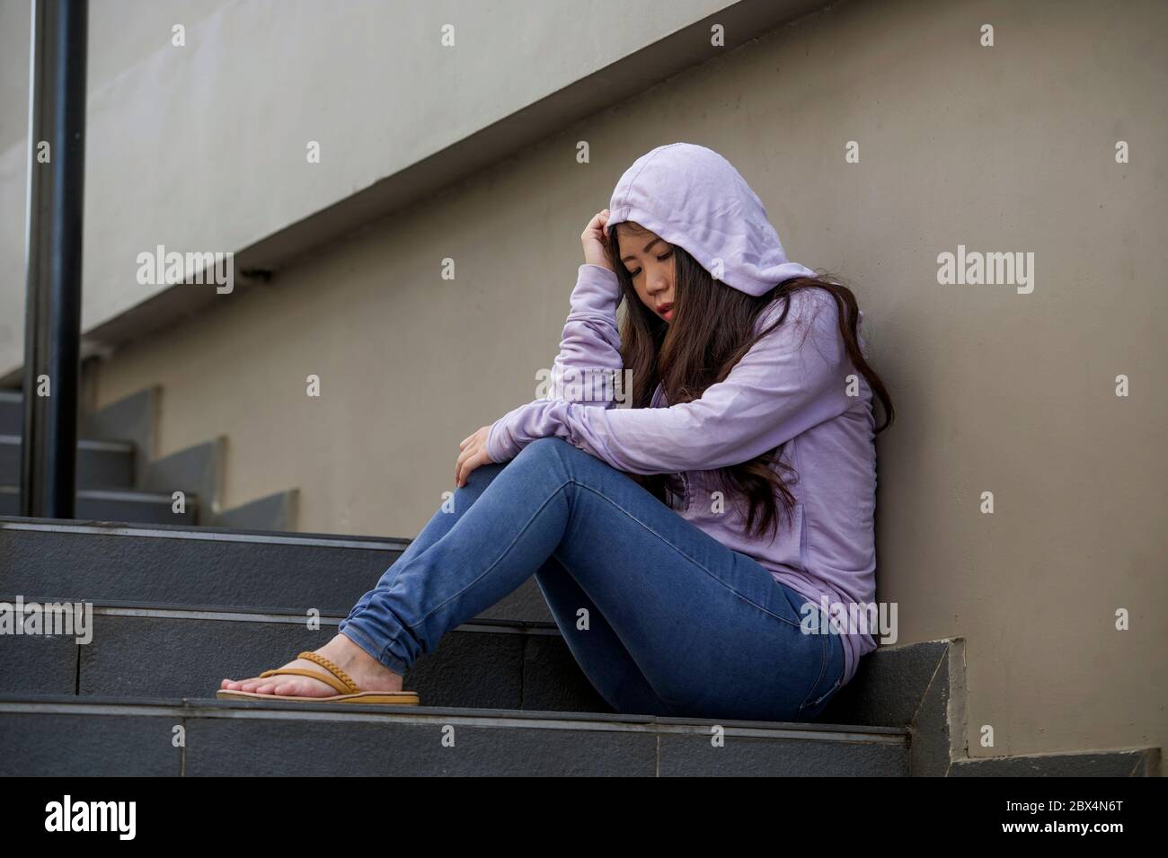 Junge traurig und depressiv asiatisch chinesische Studentin Frau oder ... Junge traurig und depressiv asiatisch chinesische Studentin Frau oder ...