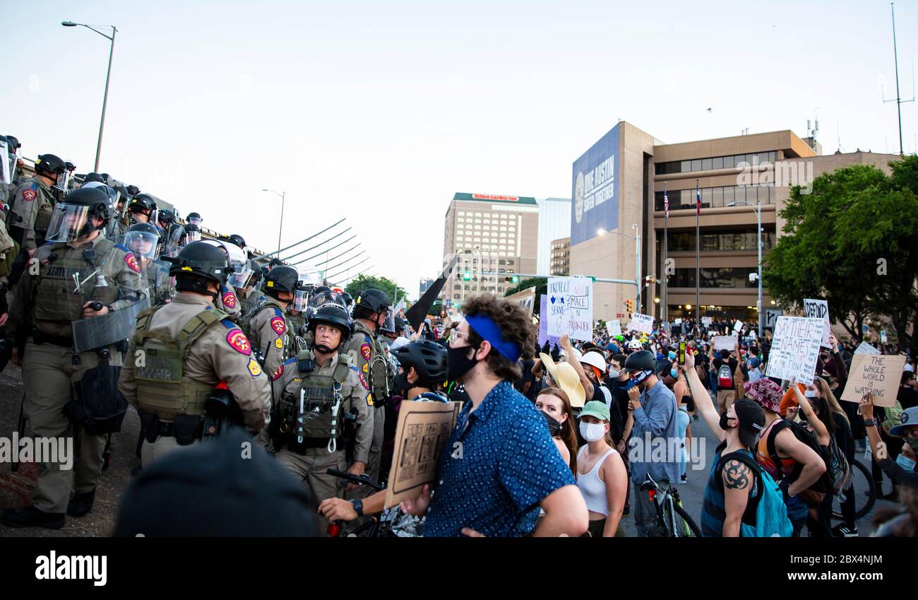 4. Juni 2020, Austin, Texas, USA: Menschen gehen in AUSTIN, Texas, auf ...