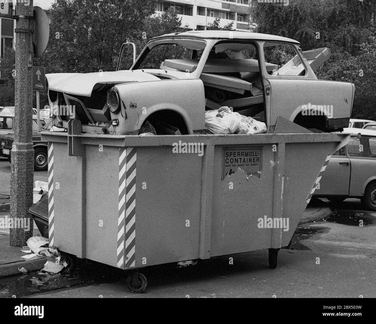 Berlin-Mitte / DDR / 1990 EIN Trabi, Symbol des DDR-Wohlstands, wird in ...
