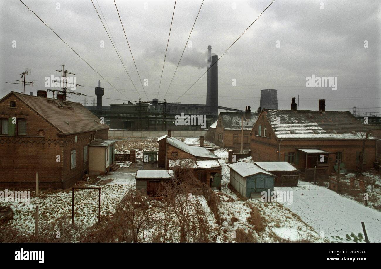 Sachsen-Anhalt / DDR / Dezember 1989 Arbeiterwohnsiedlung vor dem ...