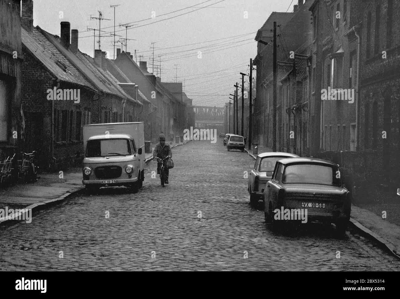 Sachsen-Anhalt / DDR / Dez. 1989 Bitterfeld, Arbeiterviertel auf dem ...