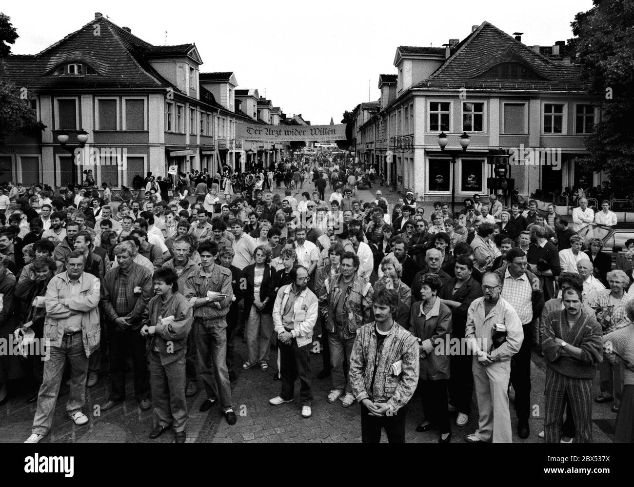 Brandenburg / Orte / DDR / 1990 Potsdam, Brandenburger Straße. Bei ...