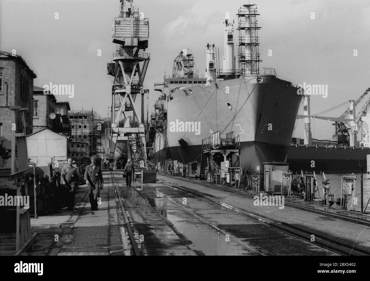 Mecklenburg-Vorpommern / DDR / 1990 Neptun-Warnow Werft in Rostock. Als ...