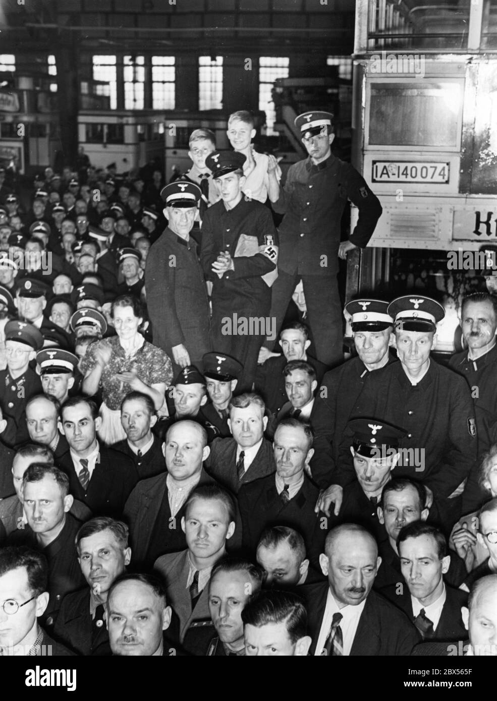 Mitarbeiter der Berliner Verkehrsgesellschaft hören während des ...