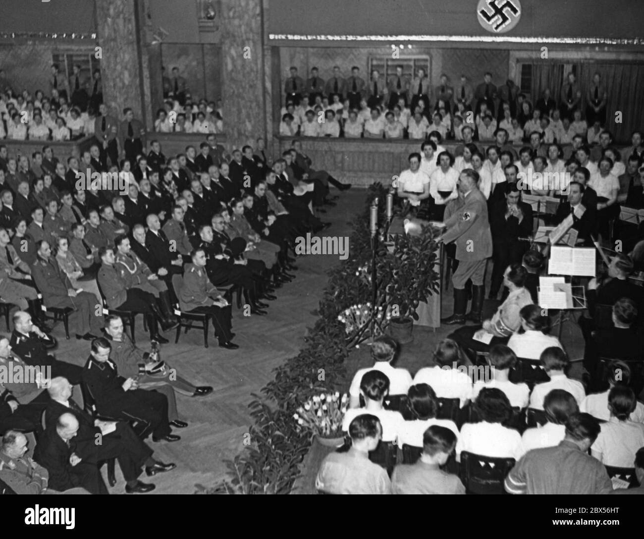 Reichsminister Bernhard Rust hält eine Rede bei der großen Kundgebung ...