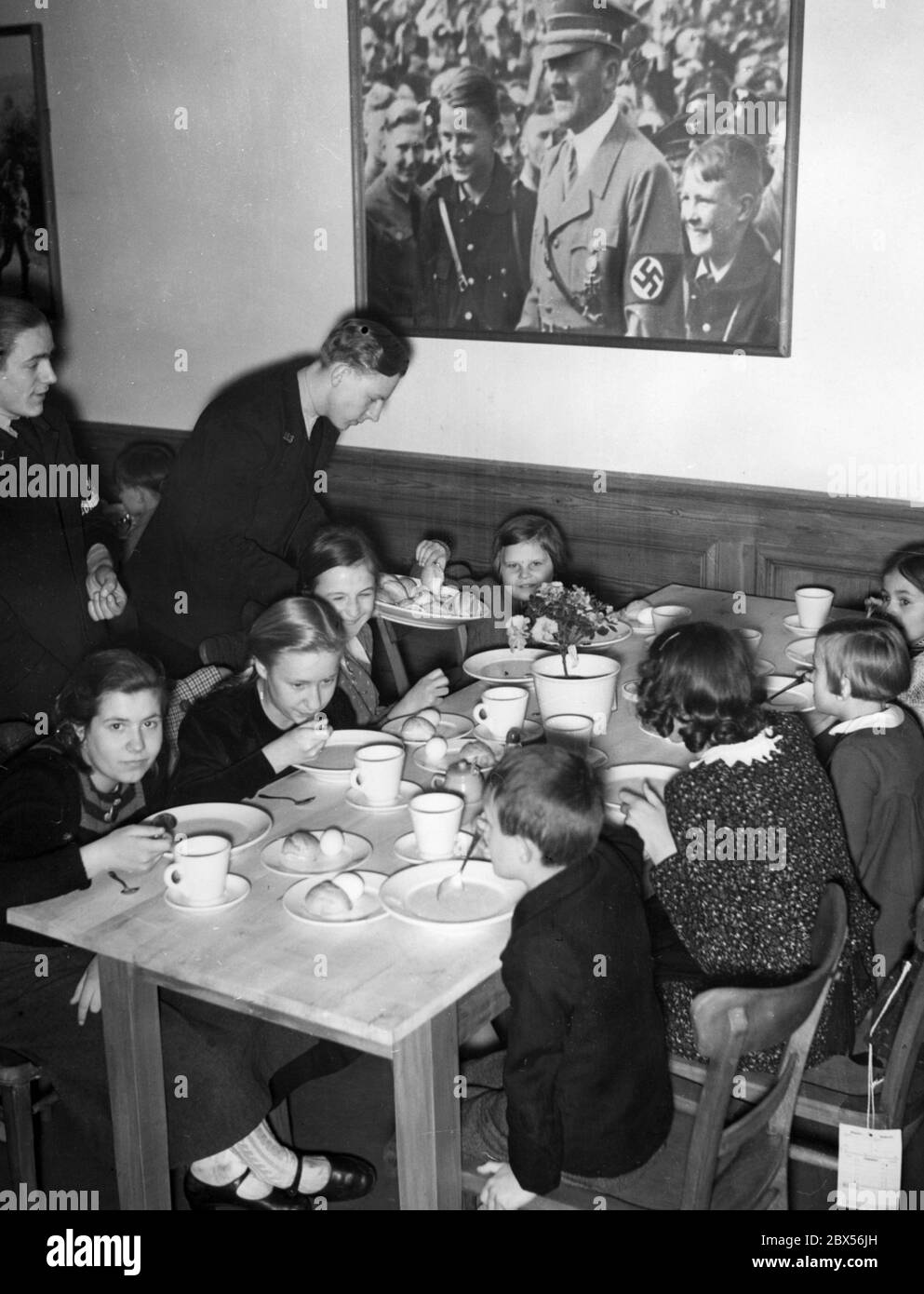 Die Kinder essen in einer Berliner Grundschule, die von Erziehern ...