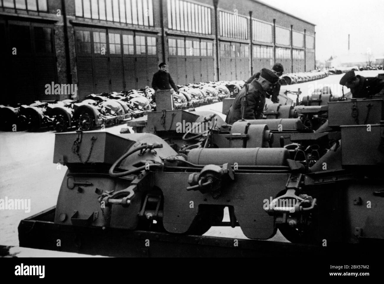 Fahrgestell für Flugabwehrkanonen kommen an der Flak-Waffenarmeal an ...