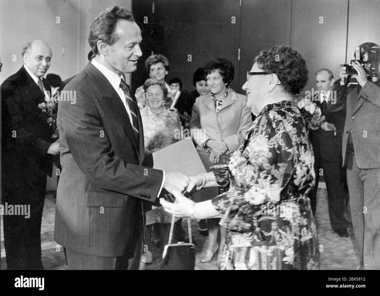 Vorsitzender der demokratischen liga -Fotos und -Bildmaterial in hoher ...