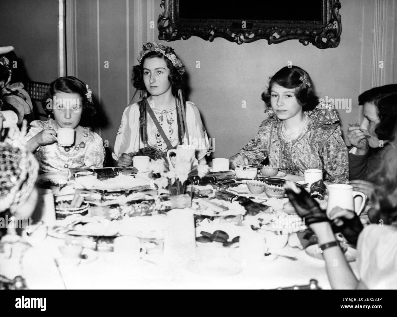 Historische kleider -Fotos und -Bildmaterial in hoher Auflösung – Alamy