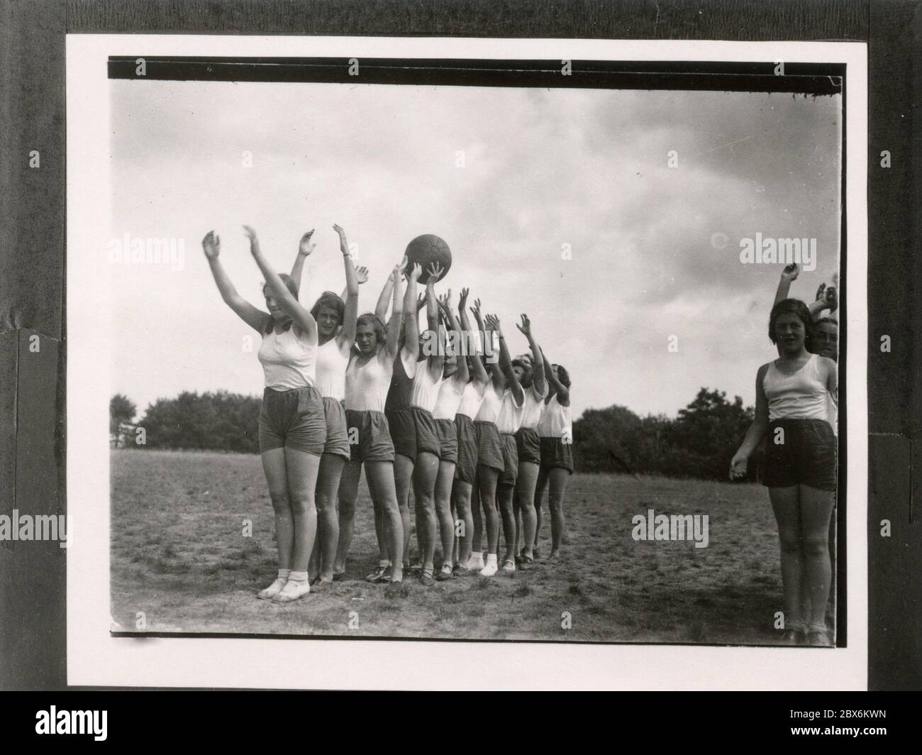 BDM im Sommerlager Heinrich Hoffmann fotografiert 1933 Adolf Hitlers ...