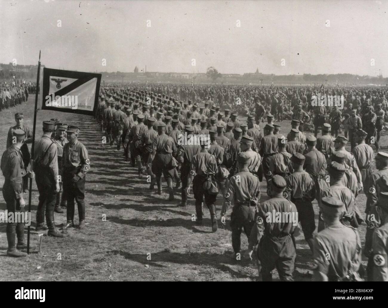 Marching by the SA Heinrich Hoffmann fotografiert 1933 Adolf Hitlers ...