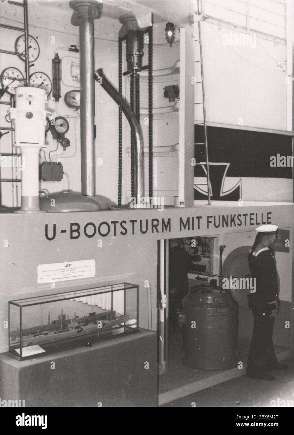 In der Berliner Radioausstellung fotografiert Heinrich Hoffmann 1933 ...