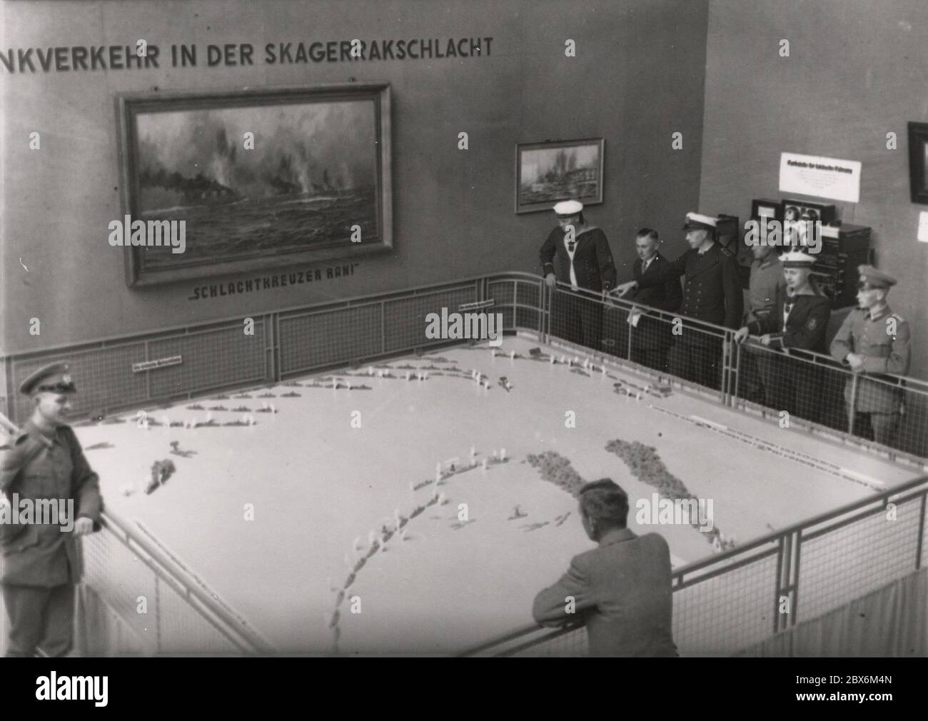 In der Berliner Radioausstellung fotografiert Heinrich Hoffmann 1933 ...