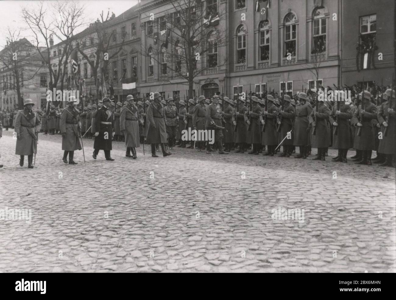 Feldmarschall von Hindenburg beim Gang durch die Ehrenformationen ...