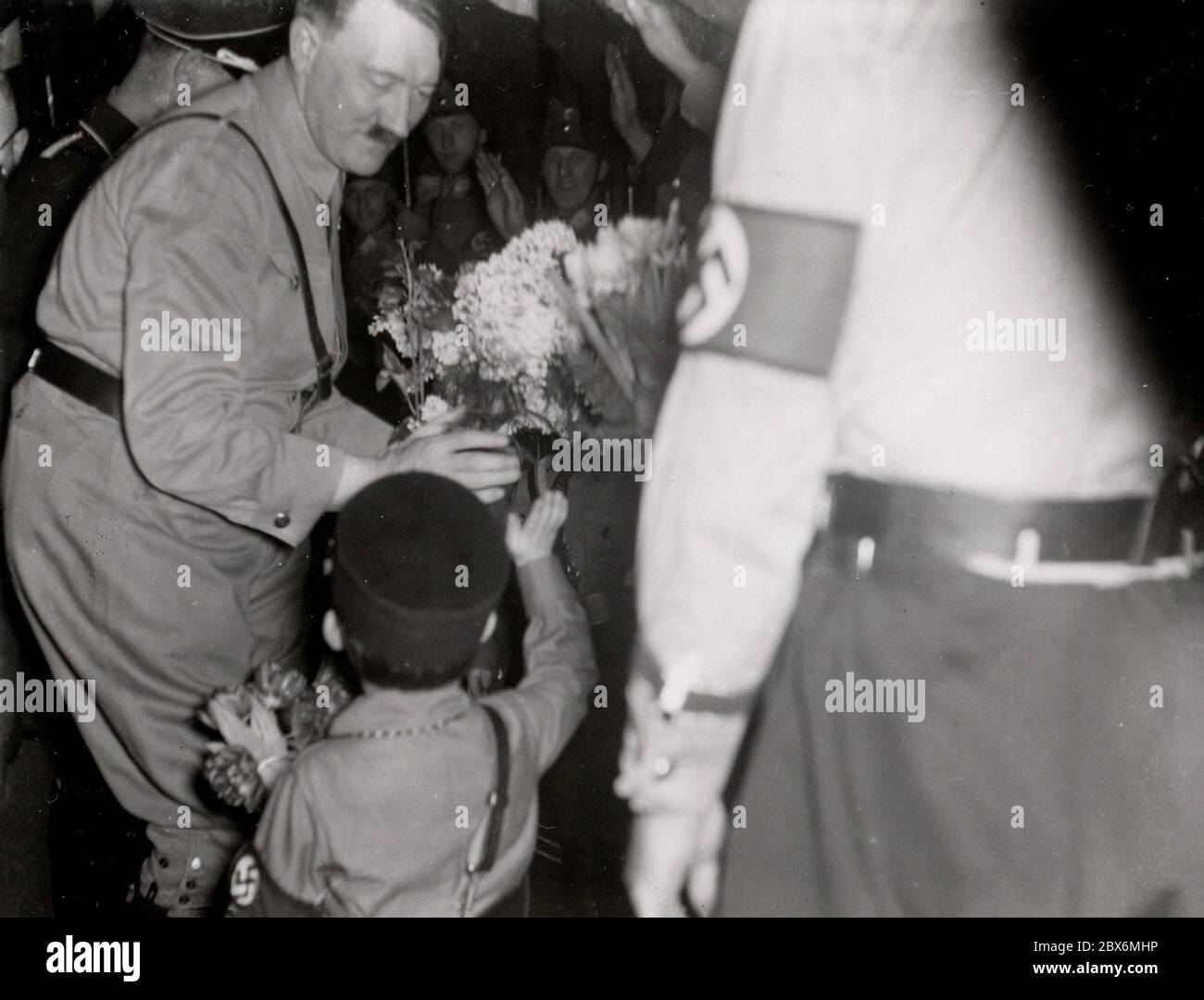 Hitler mit Kind. Heinrich Hoffmann fotografiert 1933 Adolf Hitlers ...