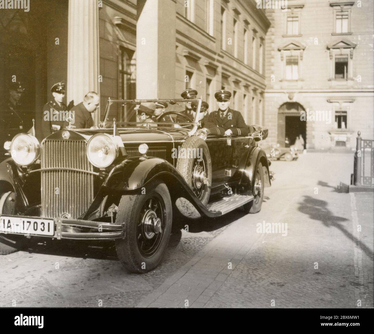 Goebbels in seinem Auto. Heinrich Hoffmann fotografiert 1933 Adolf ...