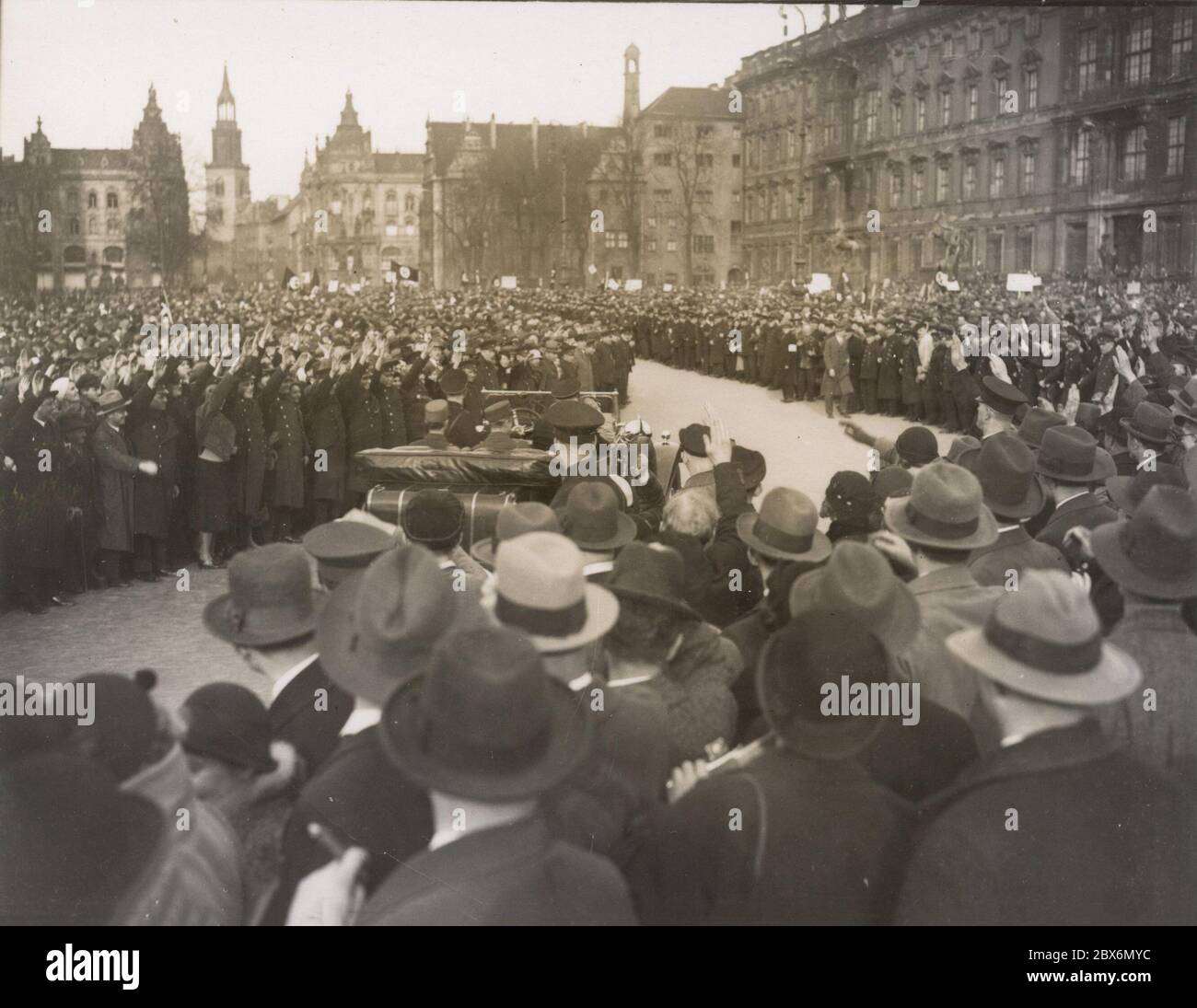 Goebbels fährt zur Rallye. Heinrich Hoffmann fotografiert 1933 Adolf ...