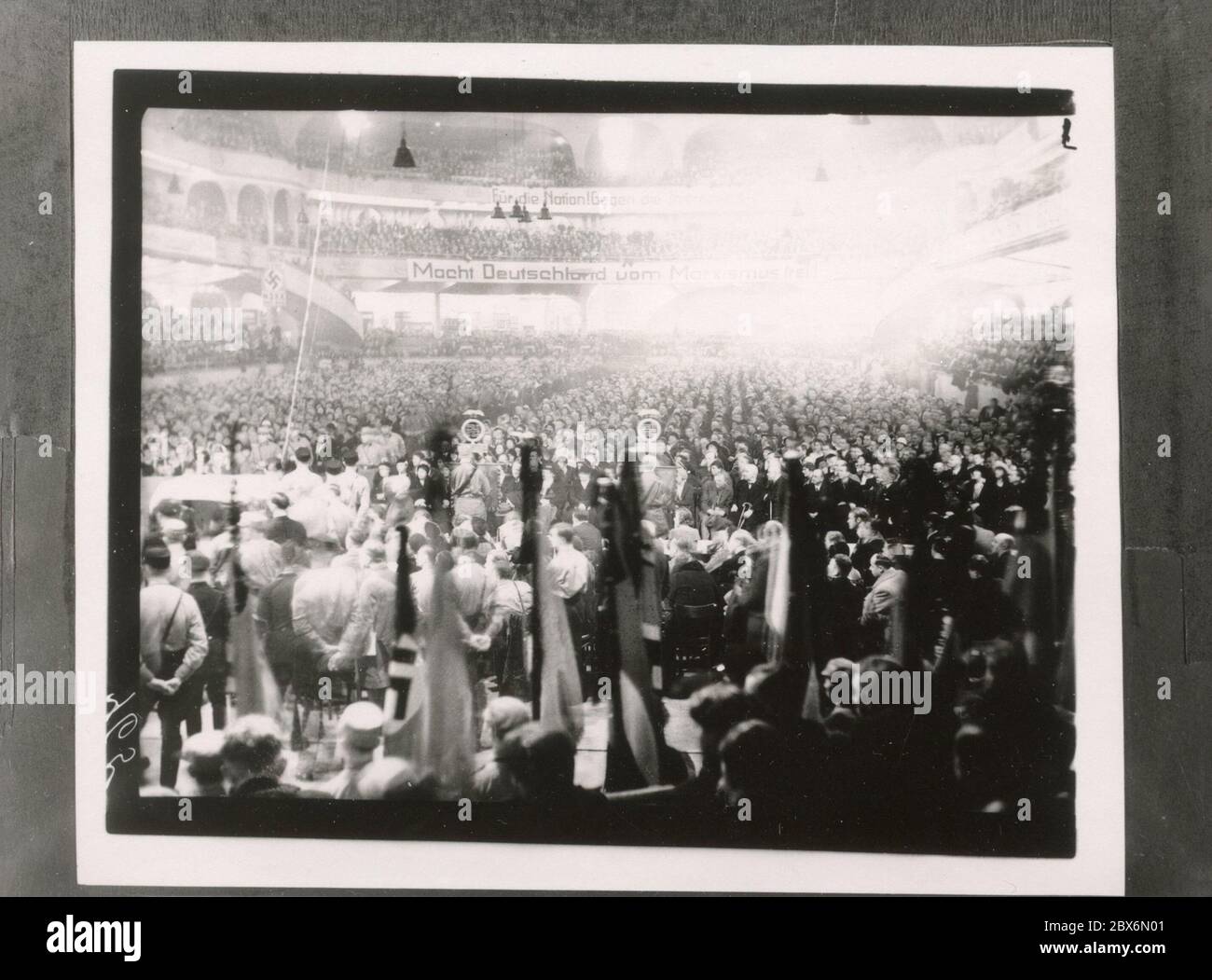 Rallye im Berliner Sportpalast. Heinrich Hoffmann fotografiert 1933 ...