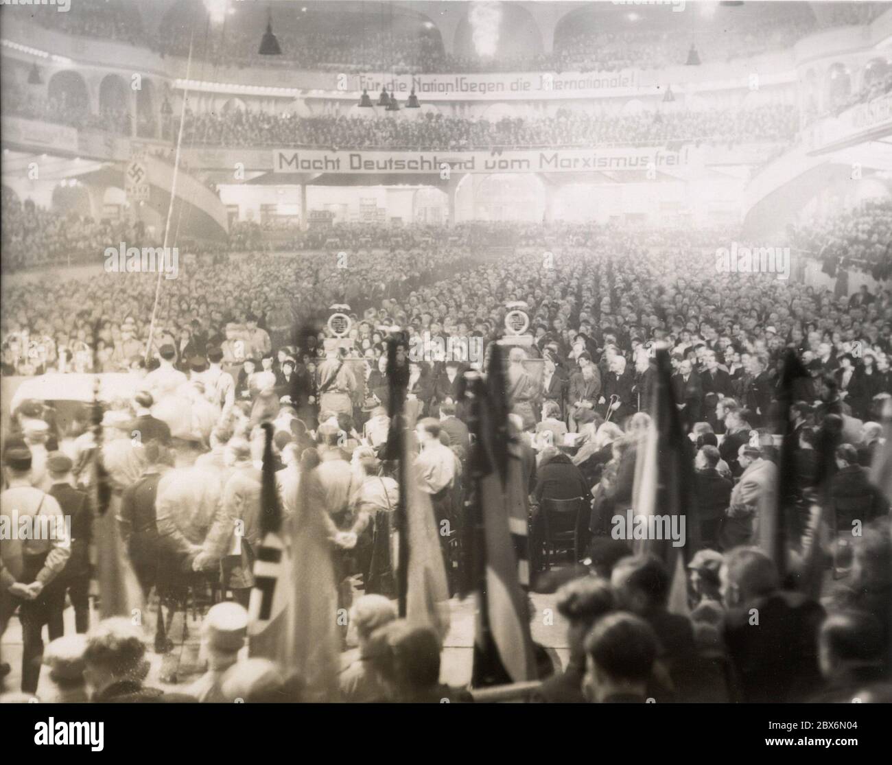 Rallye im Berliner Sportpalast. Heinrich Hoffmann fotografiert 1933 ...