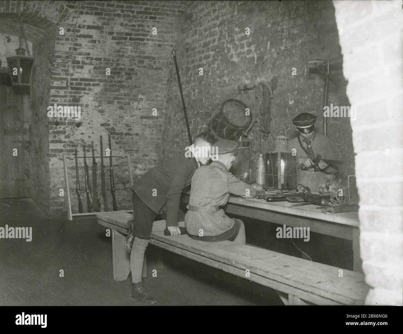 Besuch des Friedrichs Museums. Heinrich Hoffmann fotografiert 1933 ...