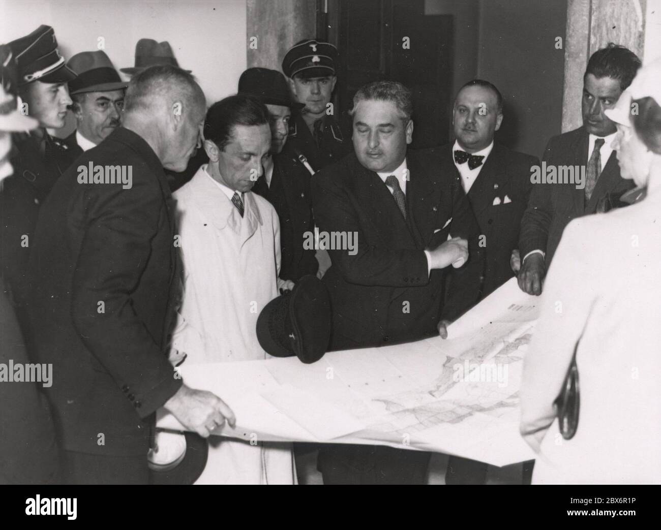 Auf dem Flugplatz in Rom Goebbels Heinrich Hoffmann fotografiert 1933 ...
