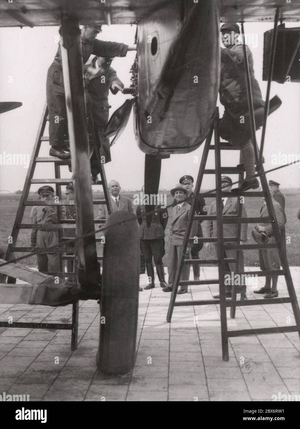 Goebbels besucht das Flugzeug Heinrich Hoffmann fotografiert 1933 Adolf ...