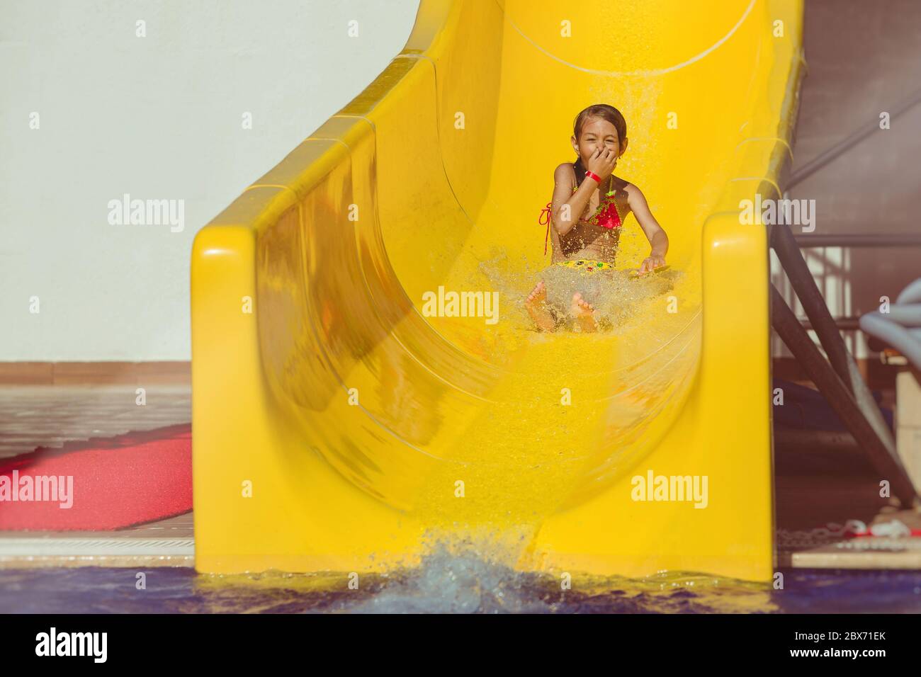 Kinder rutschen im Pool die Wasserrutsche hinunter Stockfotografie - Alamy