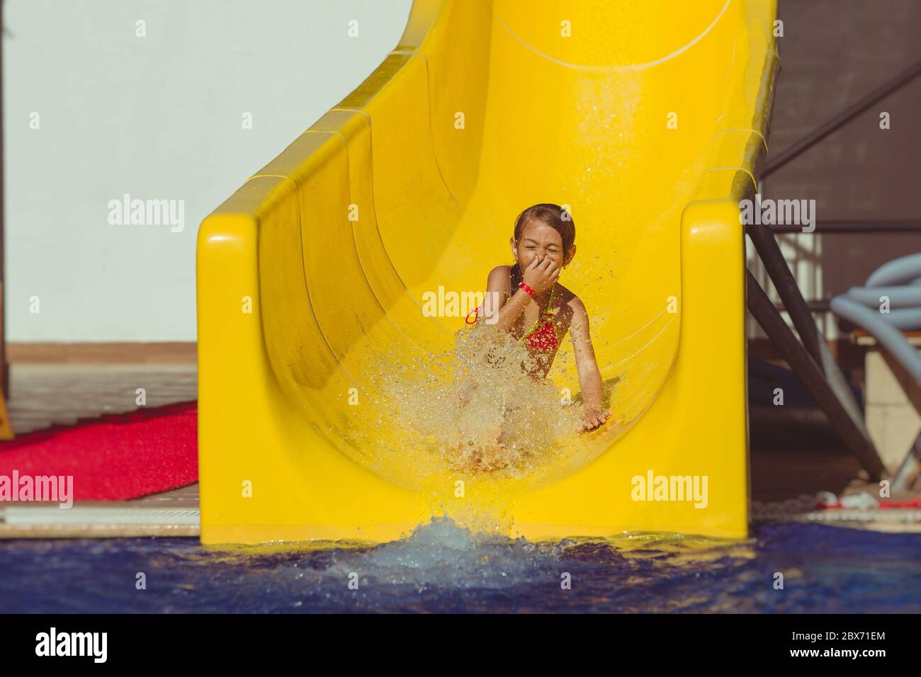 Unter wasser gleiten -Fotos und -Bildmaterial in hoher Auflösung – Alamy