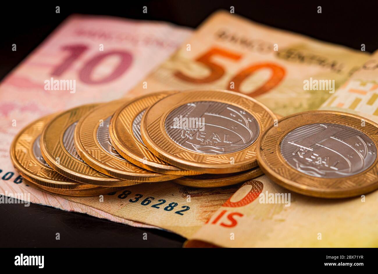 Reale Währung, Geld aus brasilien. Brasilianische Banknoten und Münzen ...