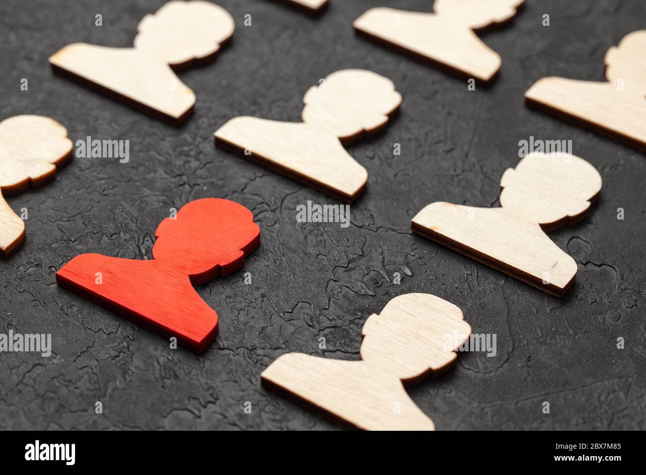 Personalbeschaffung. Die Figuren der Arbeiter sind alle gleich und eine ...