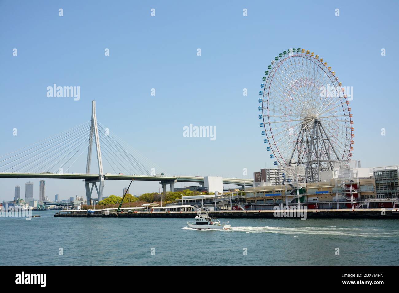 Bridge osaka sea port -Fotos und -Bildmaterial in hoher Auflösung – Alamy