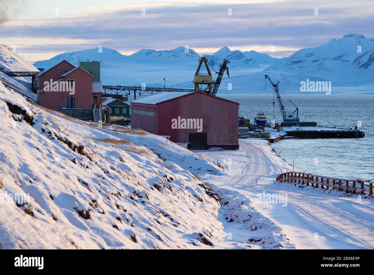 Barentsburg russian settlement svalbard spitsbergen -Fotos und ...