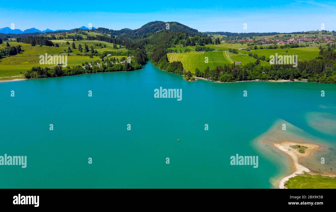 Luftaufnahme über den Forggensee bei Füssen in Deutschland ...