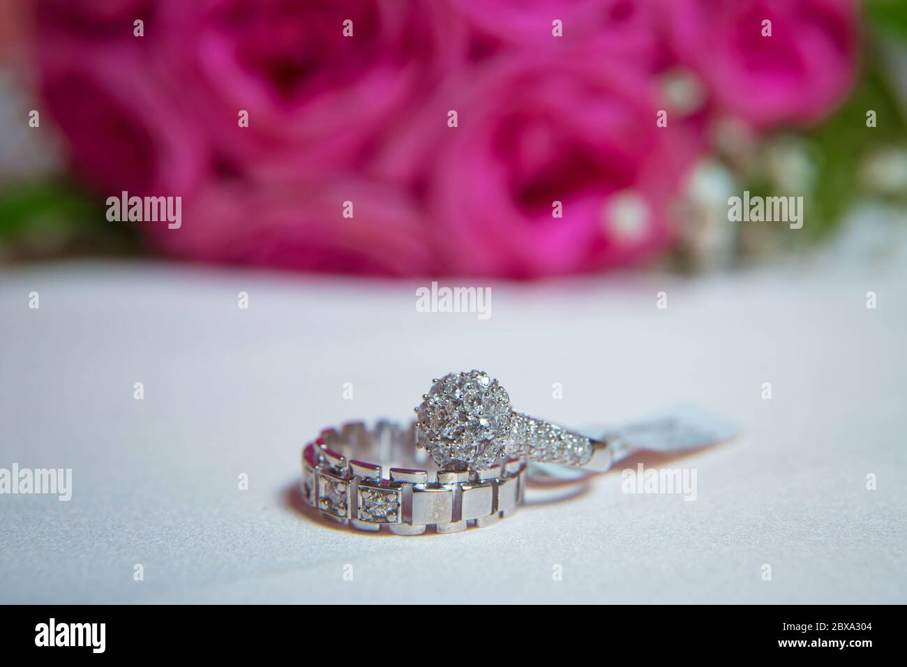 Brautstrauß mit Eheringen darauf. Heller Brautstrauß von rosa Rosen ...