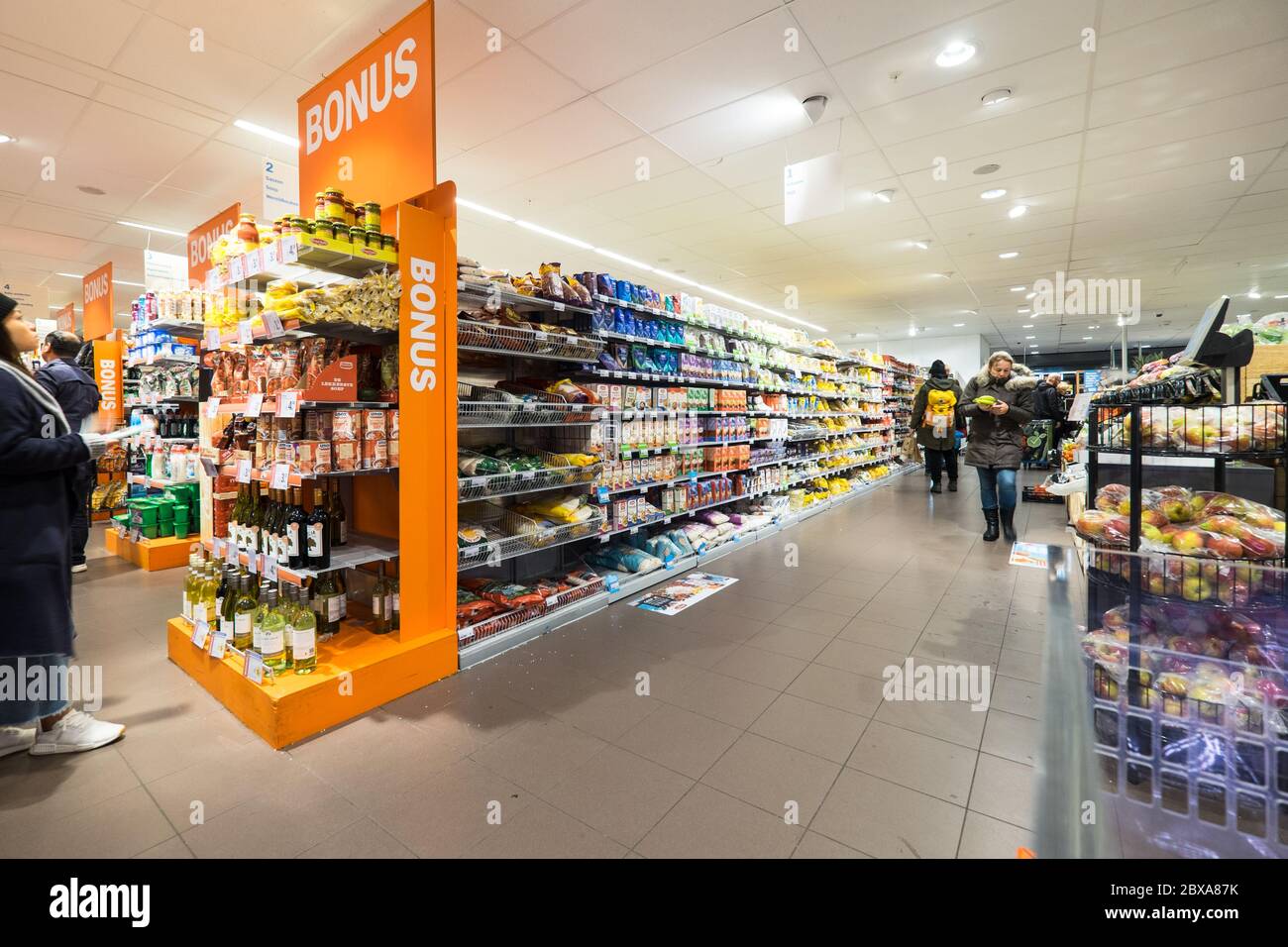 Interieur eines Albert Heijn Supermarkts mit Angeboten, Getränken ...