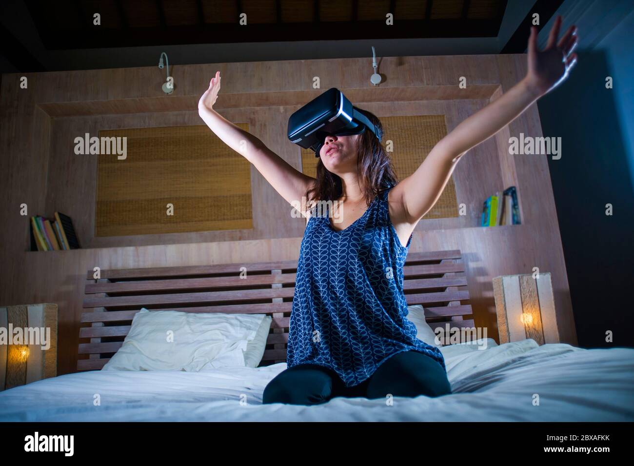 Virtual Reality Frau Stockfotos und -bilder Kaufen - Alamy