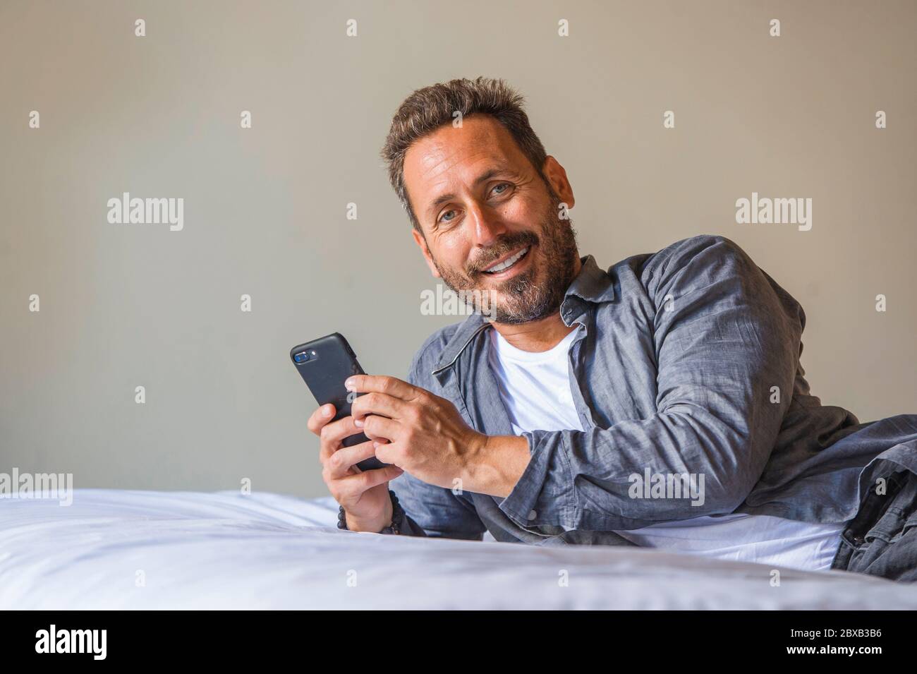 Lifestyle Innenporträt von jungen gut aussehenden und glücklichen Mann ...