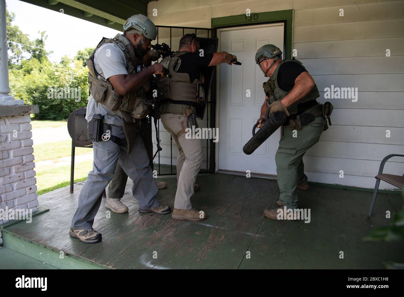 Police battering ram -Fotos und -Bildmaterial in hoher Auflösung – Alamy