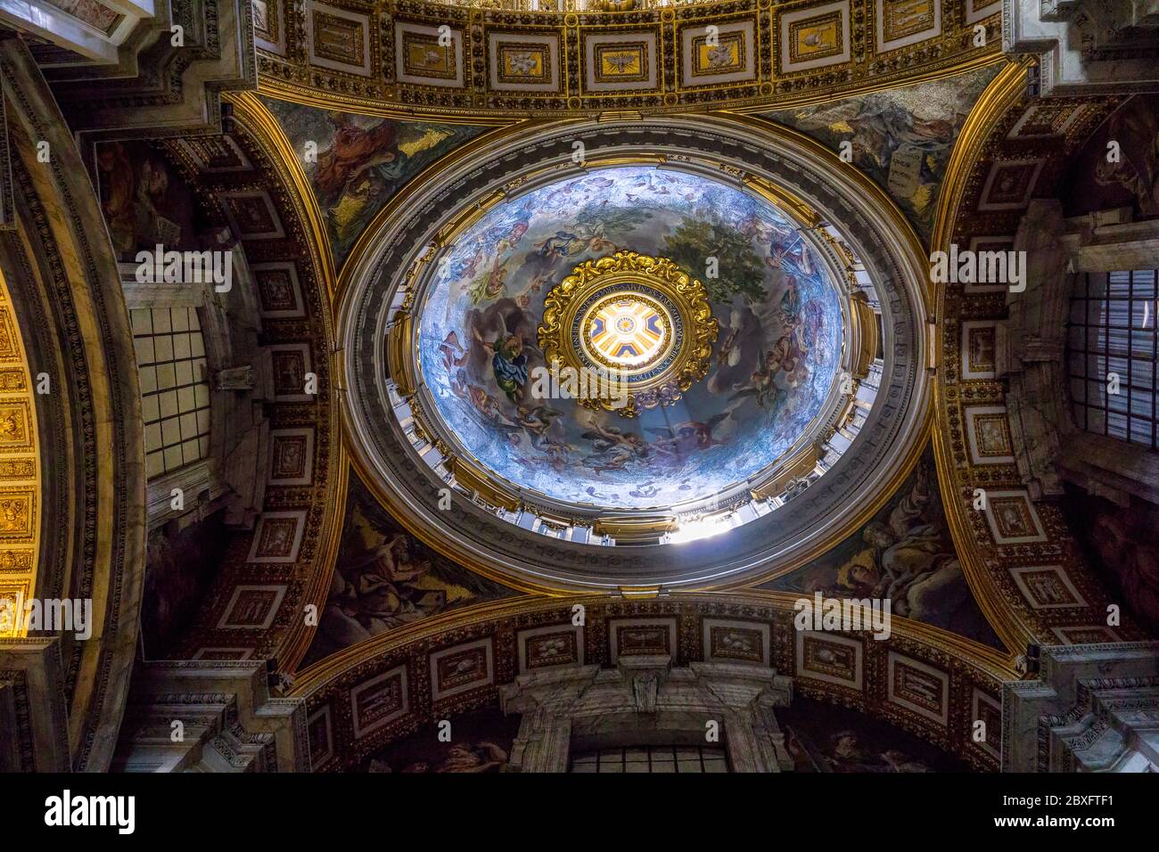 St. peter's basilica interior detail -Fotos und -Bildmaterial in hoher ...