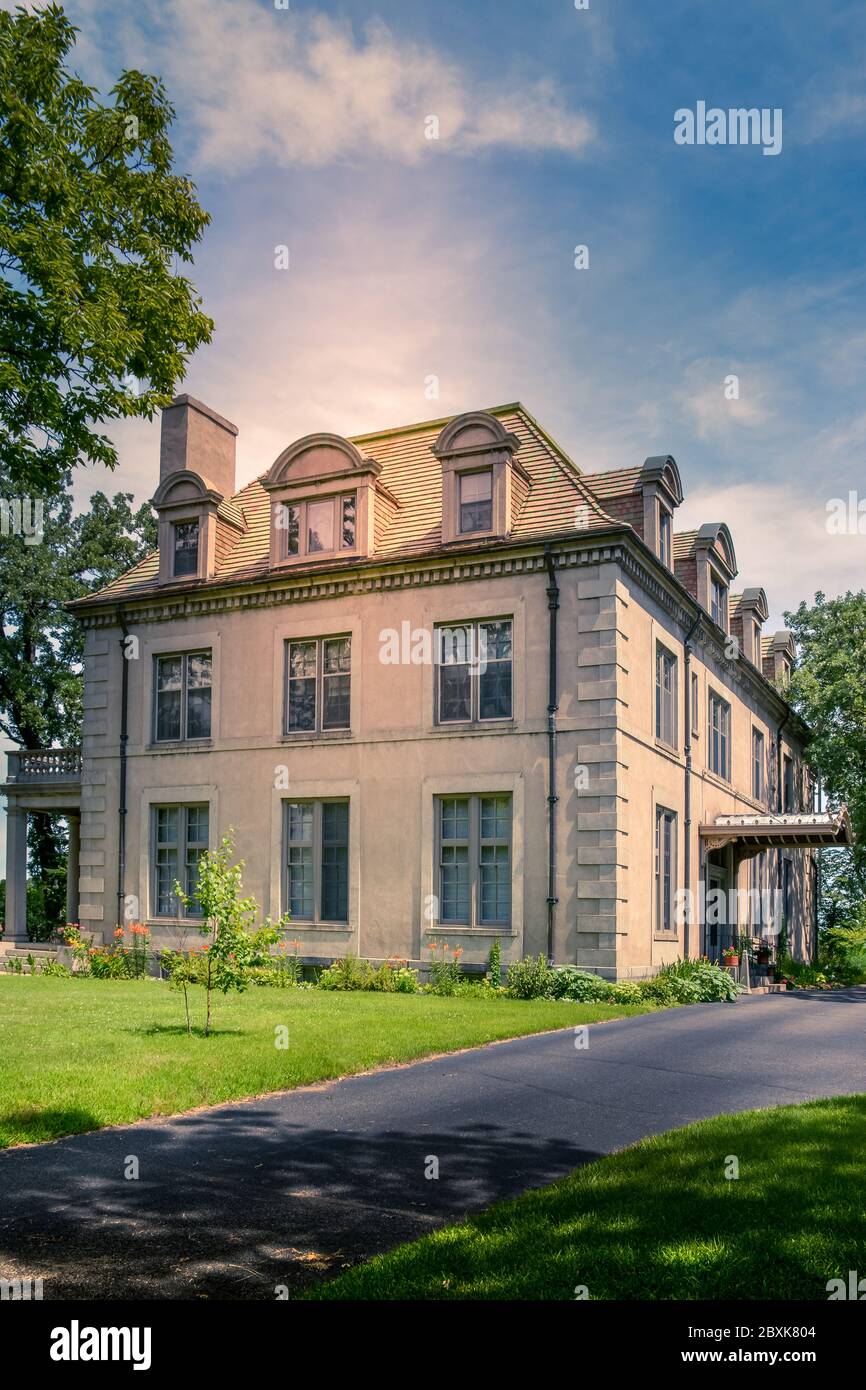 Mansard roof -Fotos und -Bildmaterial in hoher Auflösung – Alamy