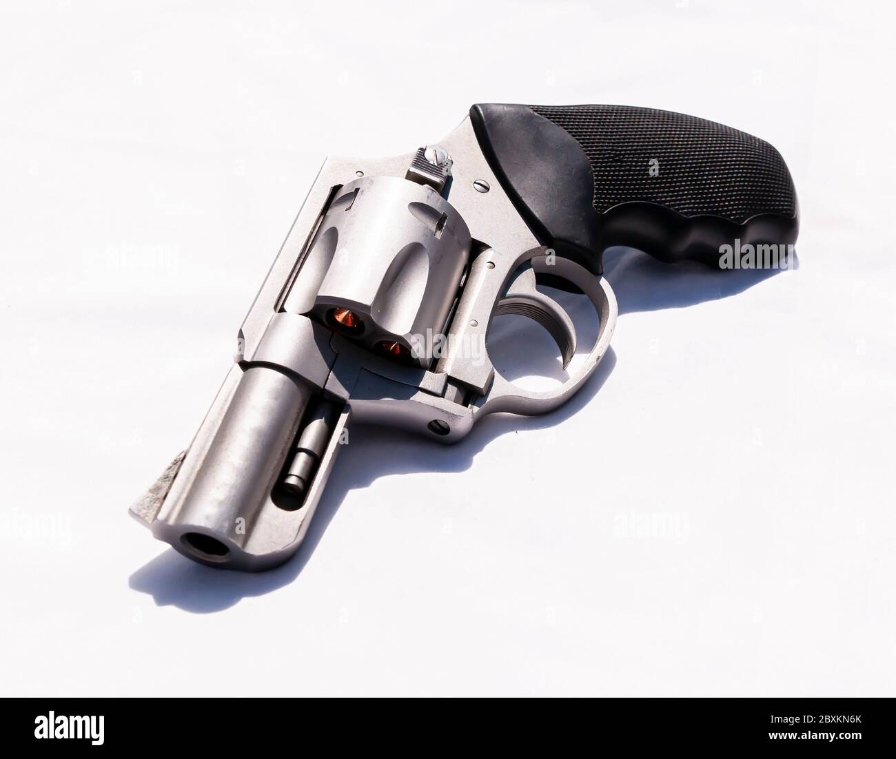 Ein Edelstahl-Snub-Nosed 357 Magnum Revolver auf weißem Hintergrund ...