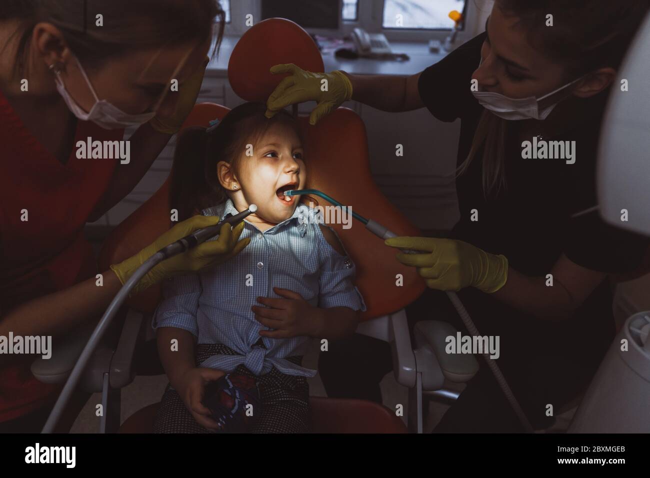 Bohren mädchen zahnarzt -Fotos und -Bildmaterial in hoher Auflösung – Alamy